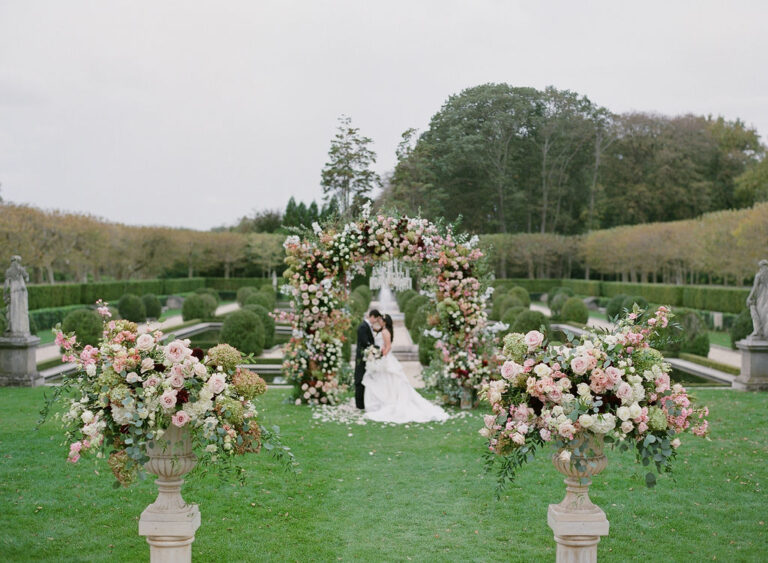 Floral Chinoiserie-Inspired Wedding at Oheka Castle on Long Island ...